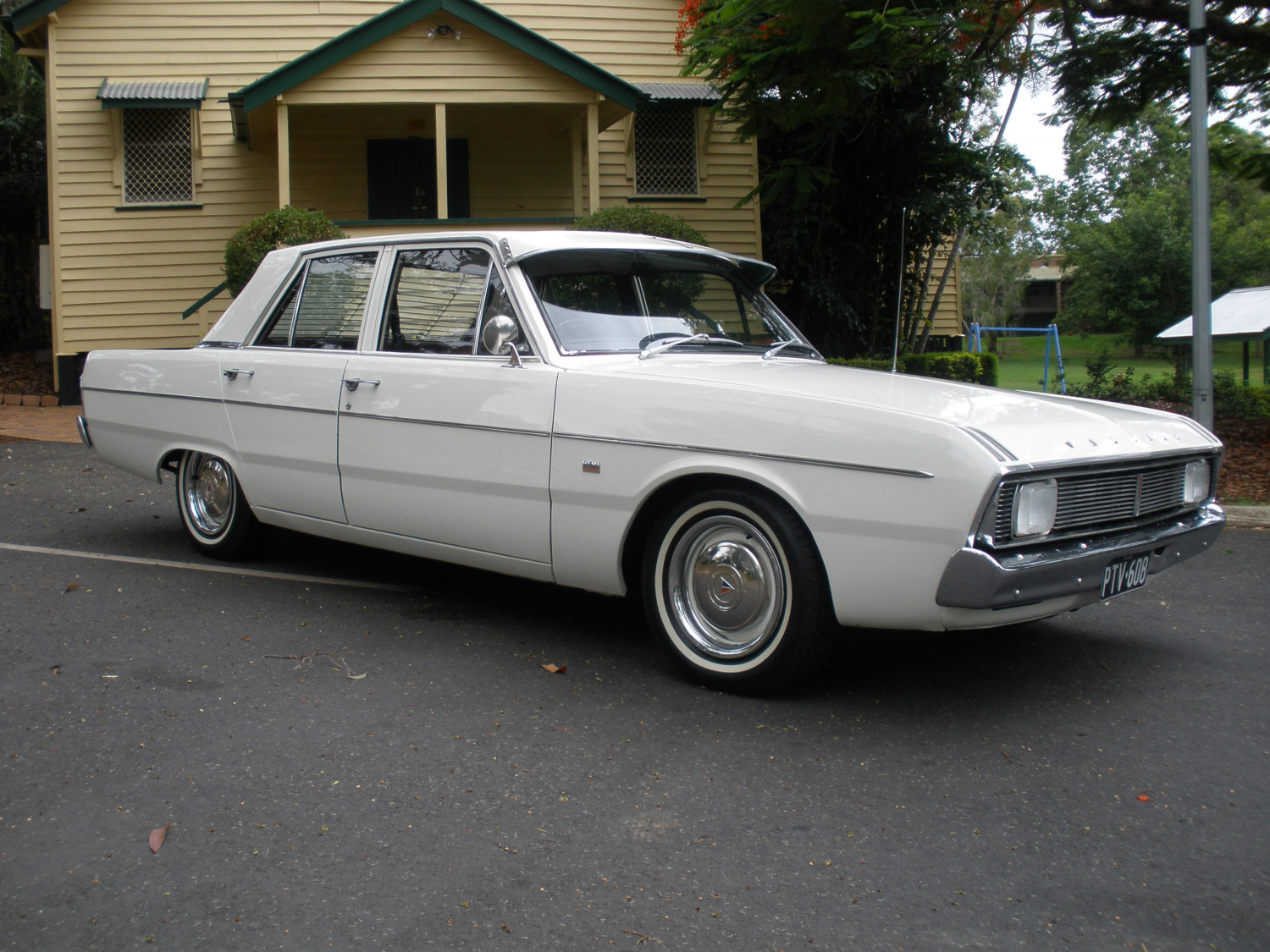 1971 Chrysler vg valiant - slantaclaus - Shannons Club